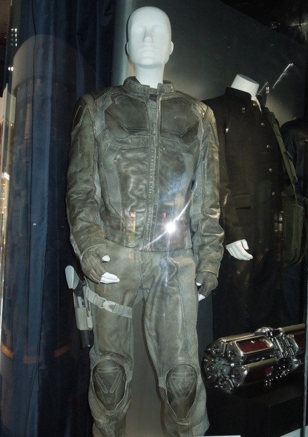 Hollywood Movie Costumes and Props: Tom Cruise's Oblivion costume and ...