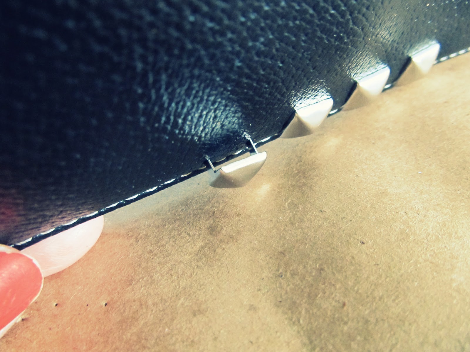 WobiSobi: What a Stud. DIY, Purse Re-Style with studs.