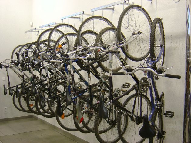 LES HAUTS DU LAC: LOCAL VELO