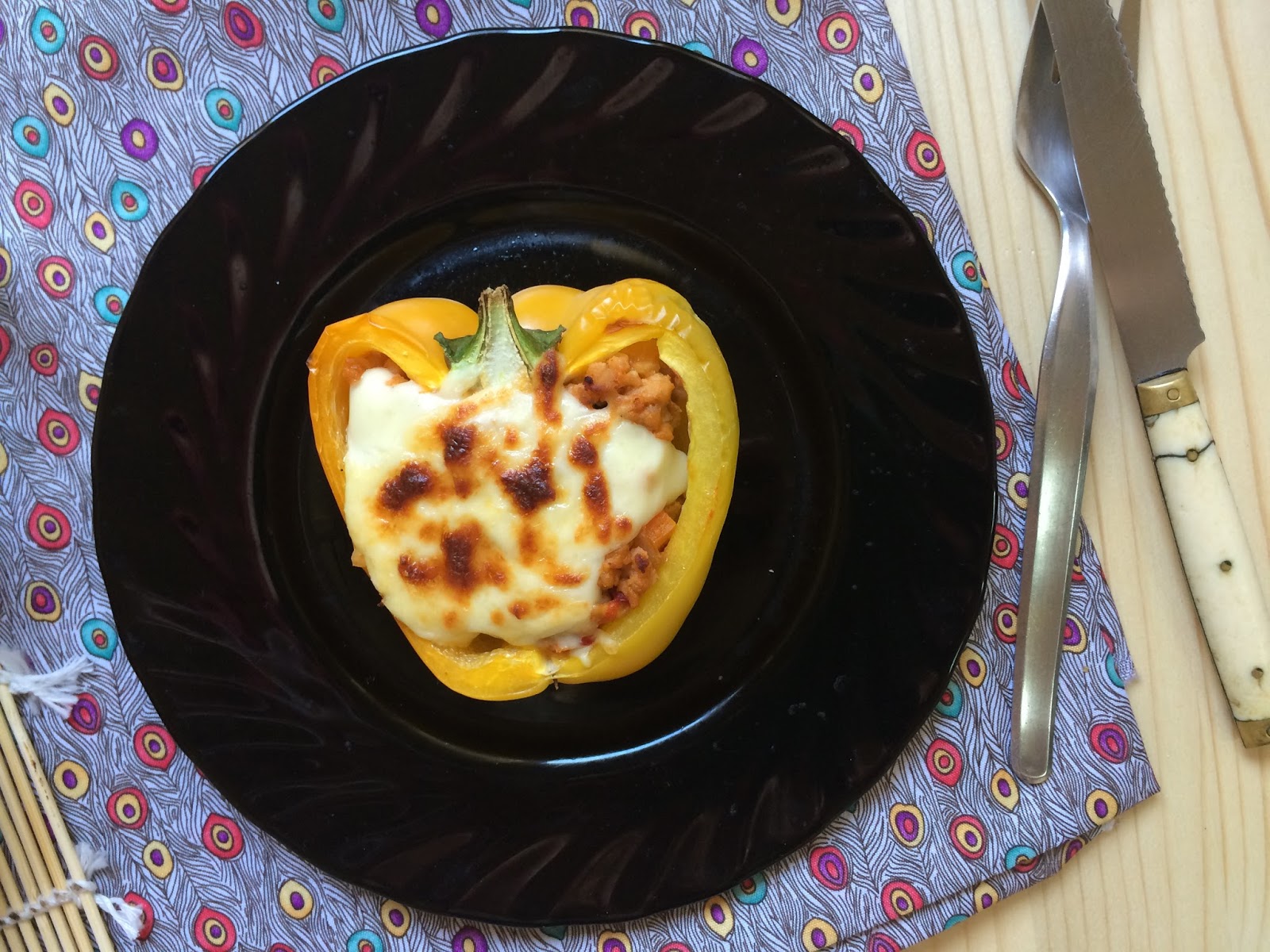 Pimientos morrones gratinados rellenos de carne