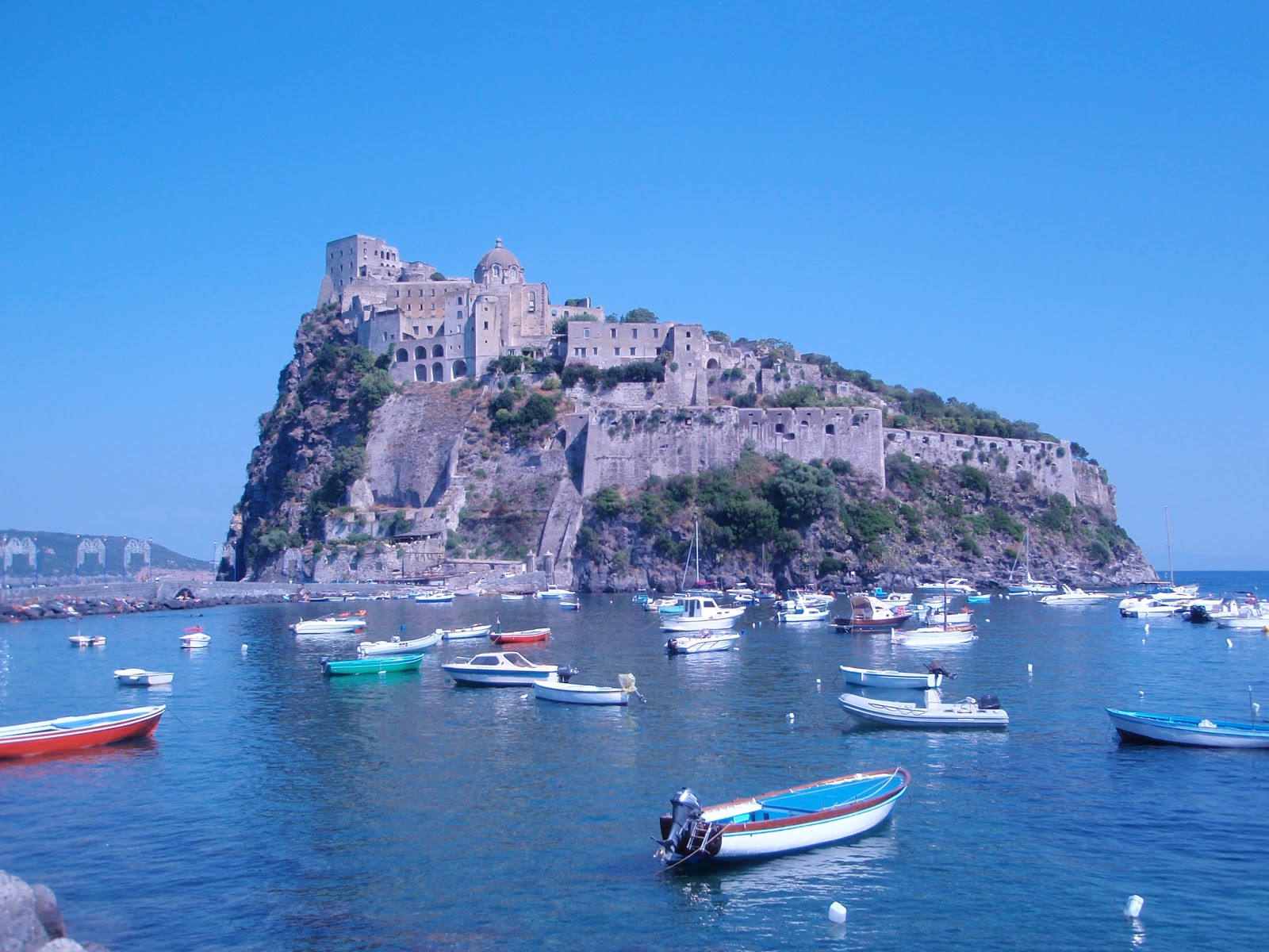 Become More: Italy and beyond: Ischia : Castello Aragonese