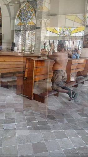 VIRAL ang MATANDANG PULUBI na ITO na palaging nakikitang NAKALUHOD at ...