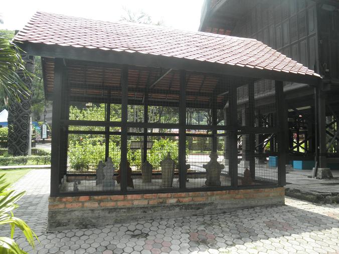 SENI LAMA MELAYU (MALAY OLDEN ART): Batu nesan Melayu di Muzium Negara ...