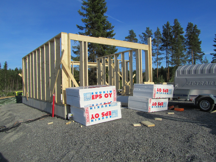 Talo Harmaa: Autotallin runkoa