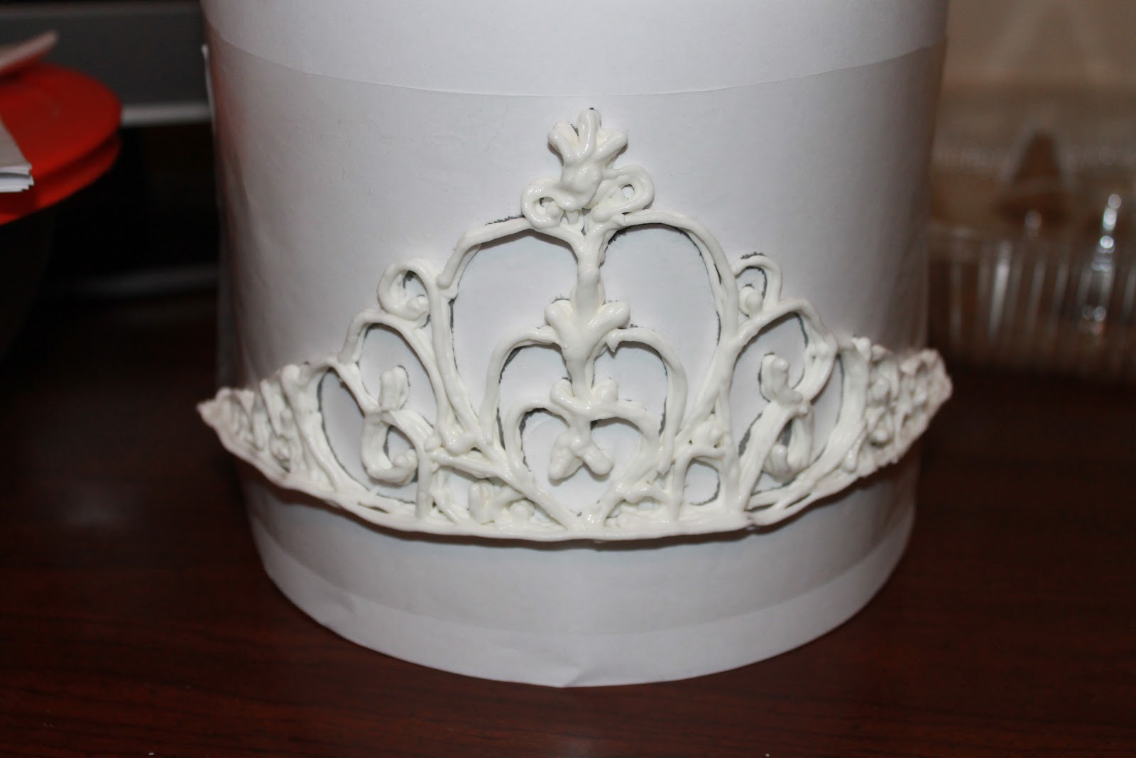 Cups of Cake: Royal Icing Crown