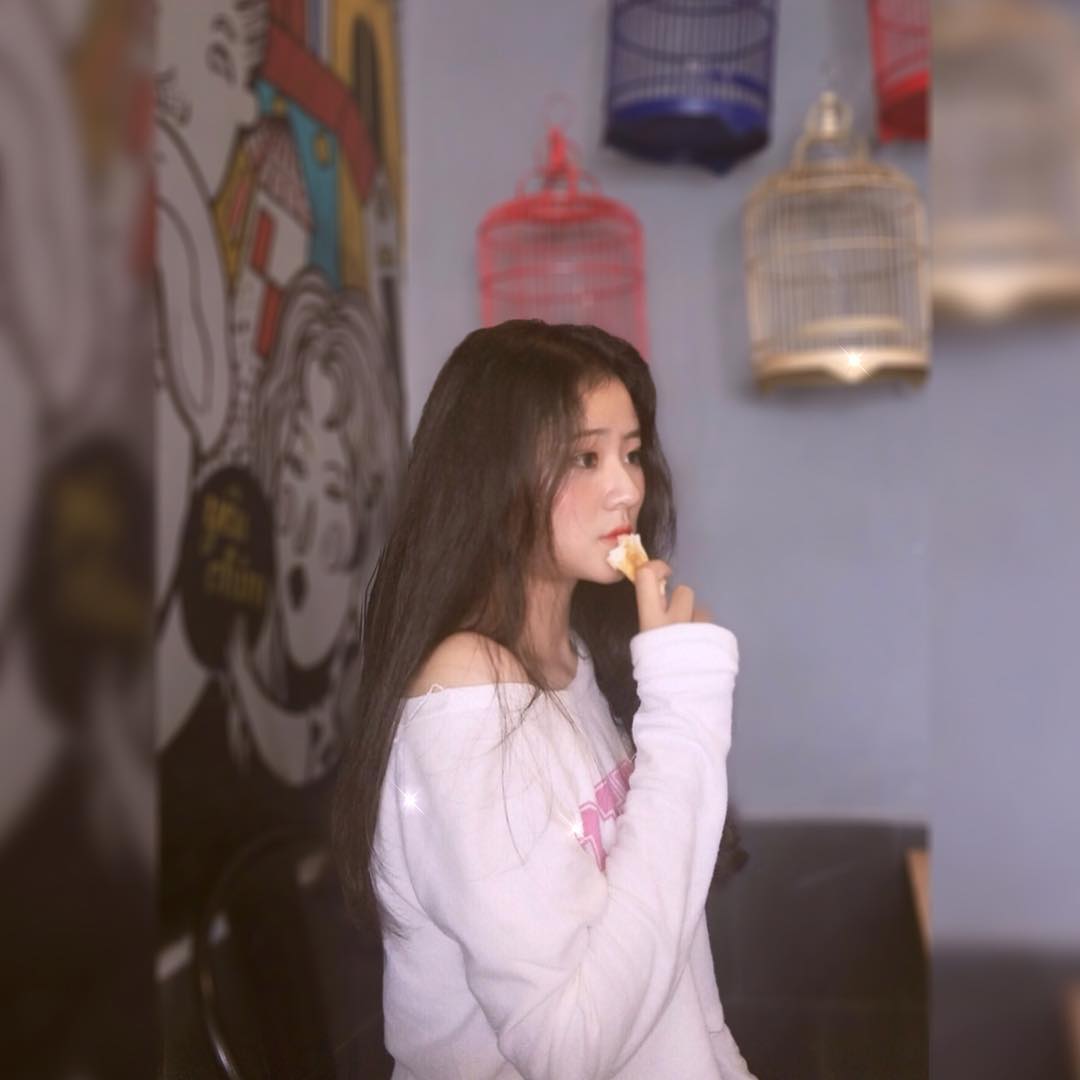 Josie Nguyễn Hân - A girl should be like a butterfly,pretty to see but ...