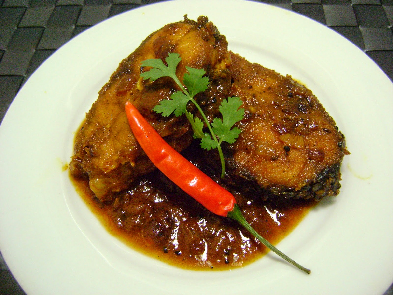 Bethica's Kitchen Flavours: Rui Mach Er Jhaal (Rohu Fish Curry ...