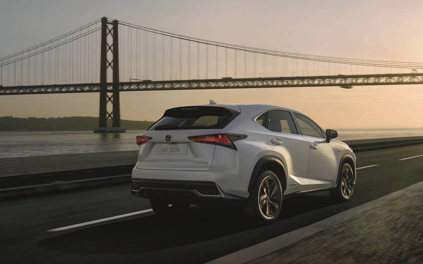 Lexus NX ganha versão enfeitada Sport na Europa - fotos