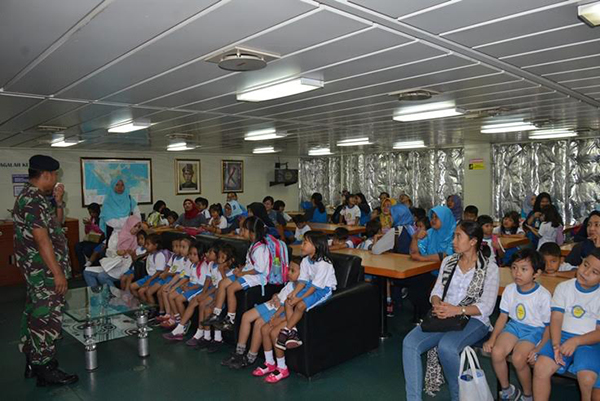 ANAK-ANAK TK KOMPLEK DPR KUNJUNGI KAPAL PERANG TNI AL | The Jakarta Forum