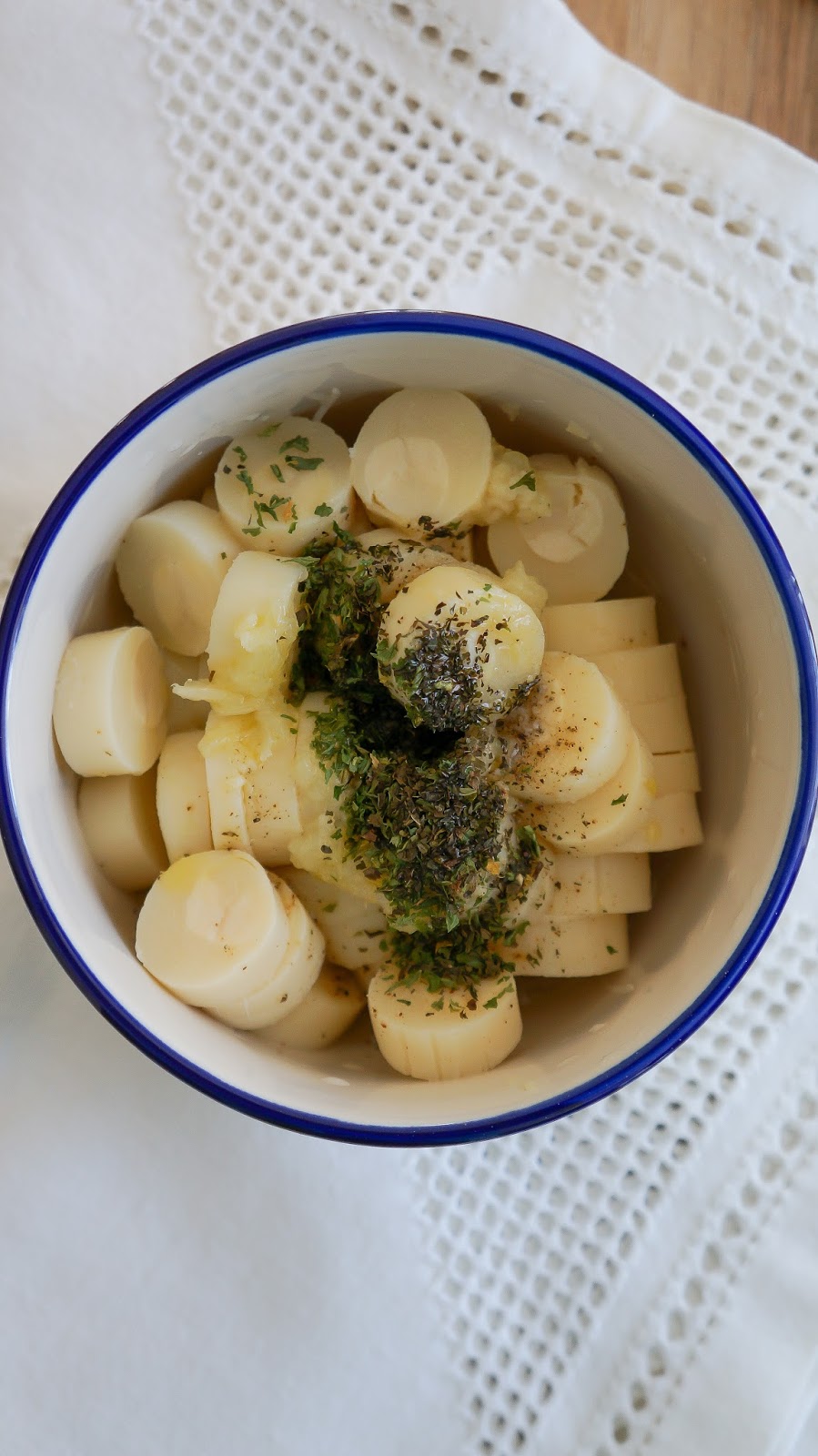 Hearts of palm salad with lemon and garlic