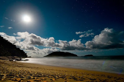 BRANCA DA LUA: Olhando a lua...