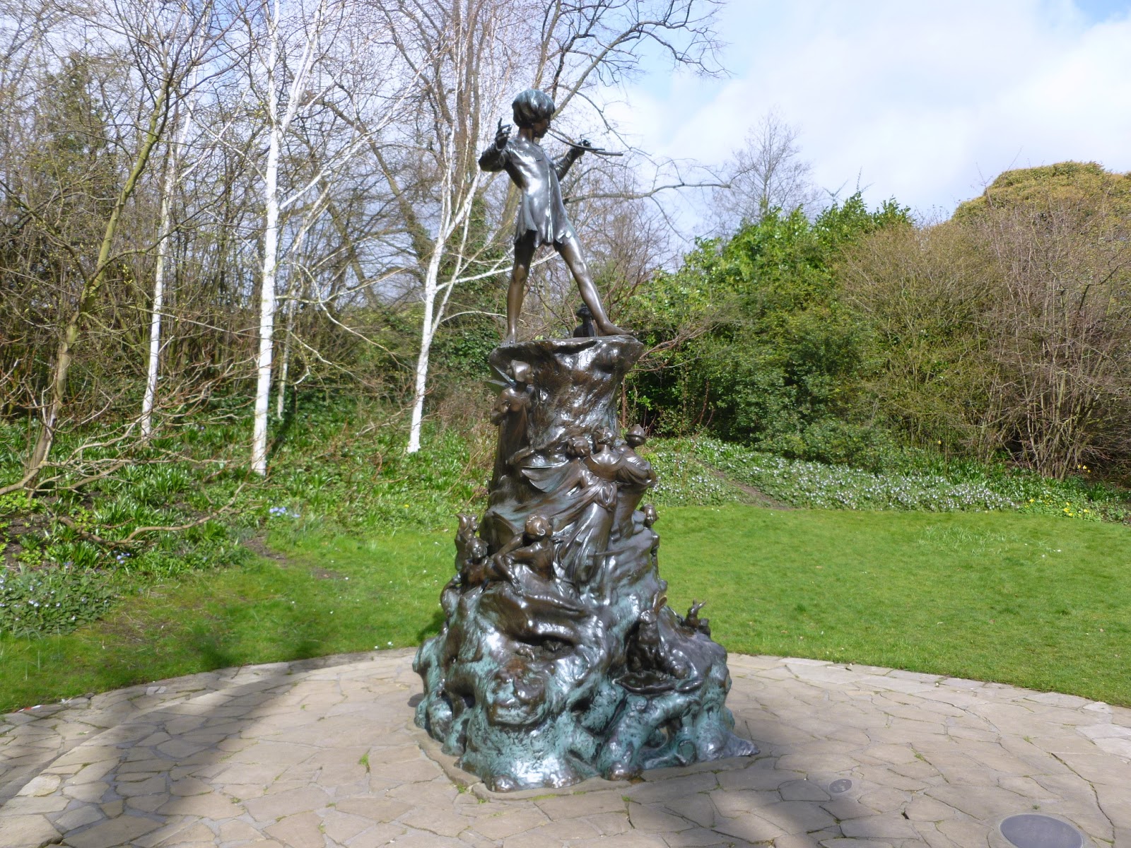 Photo-ops: Fictional Figures: Peter Pan Statue - London, England