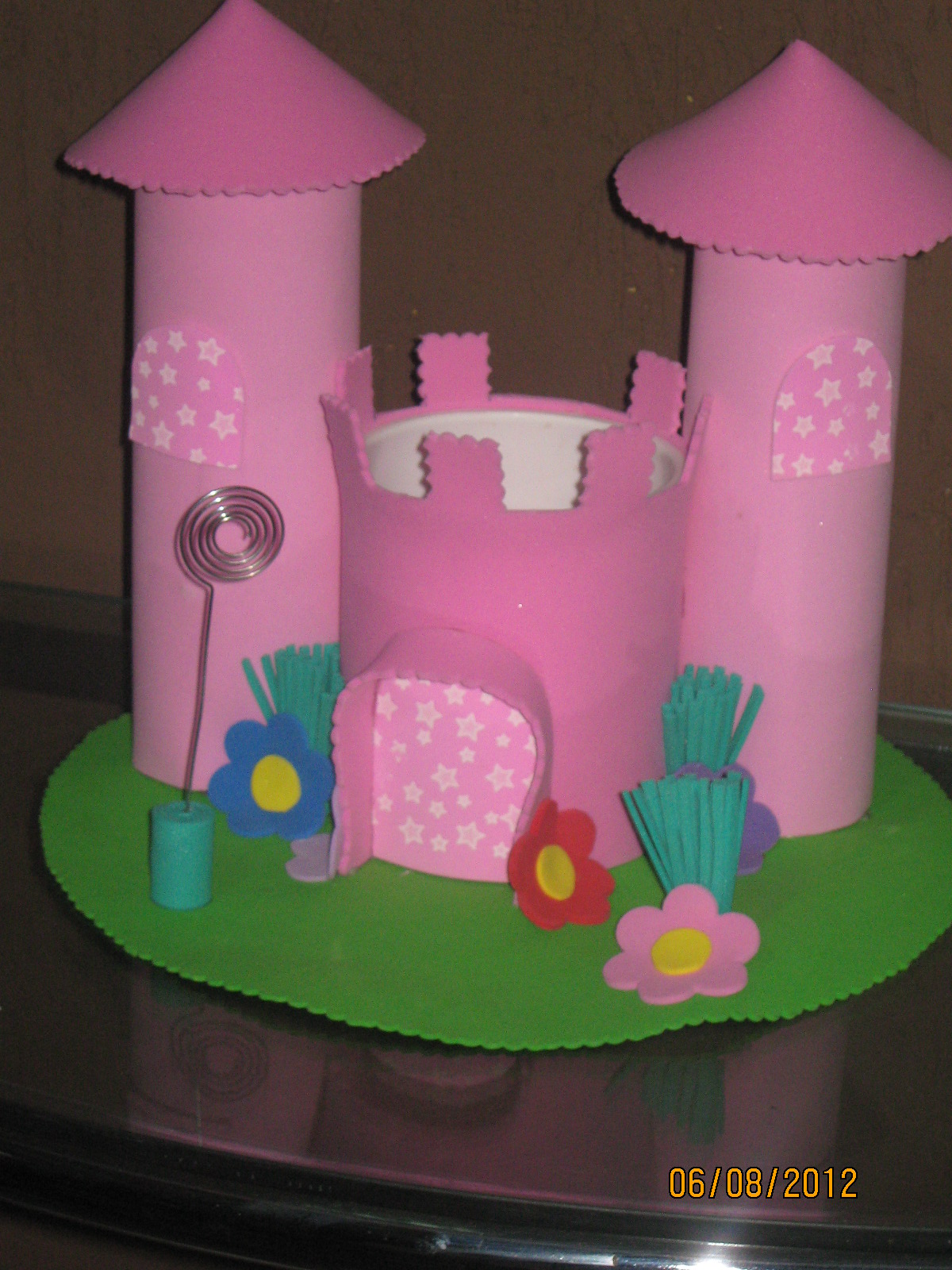 Narla EVA: Castelo em EVA com lata de leite.