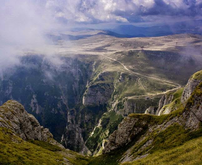 Descopera Romania Misterioasa - 12 Monkyes.Mistere.Enigme.Curiozitati.