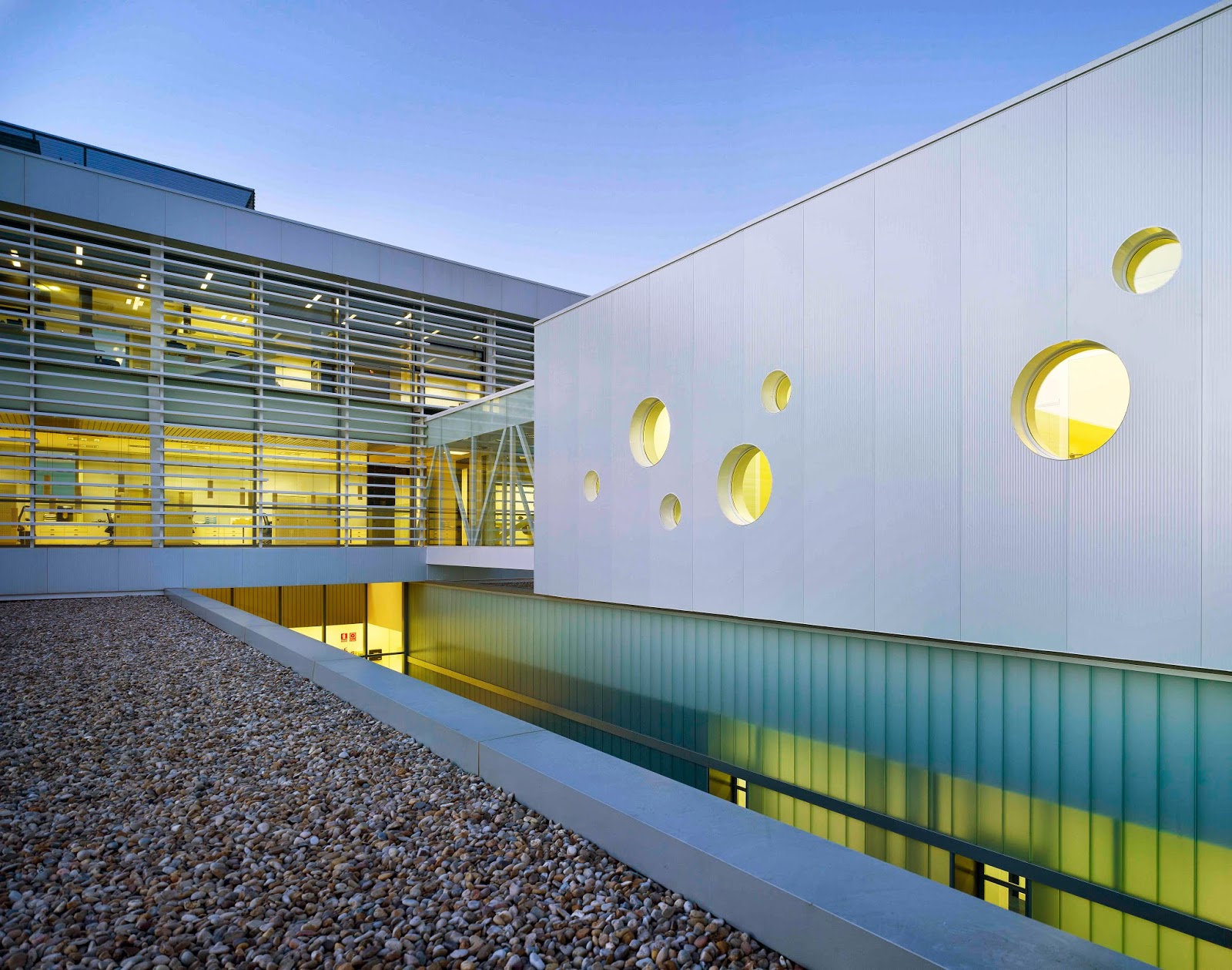 EDUARDO FERNANDEZ ARQUITECTO: EDIFICIO DE LABORATORIOS EN ALCALÁ DE HENARES