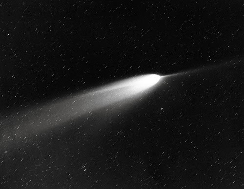 Comets and Asteroids: Comet Arend-Roland (C/1956 R1)