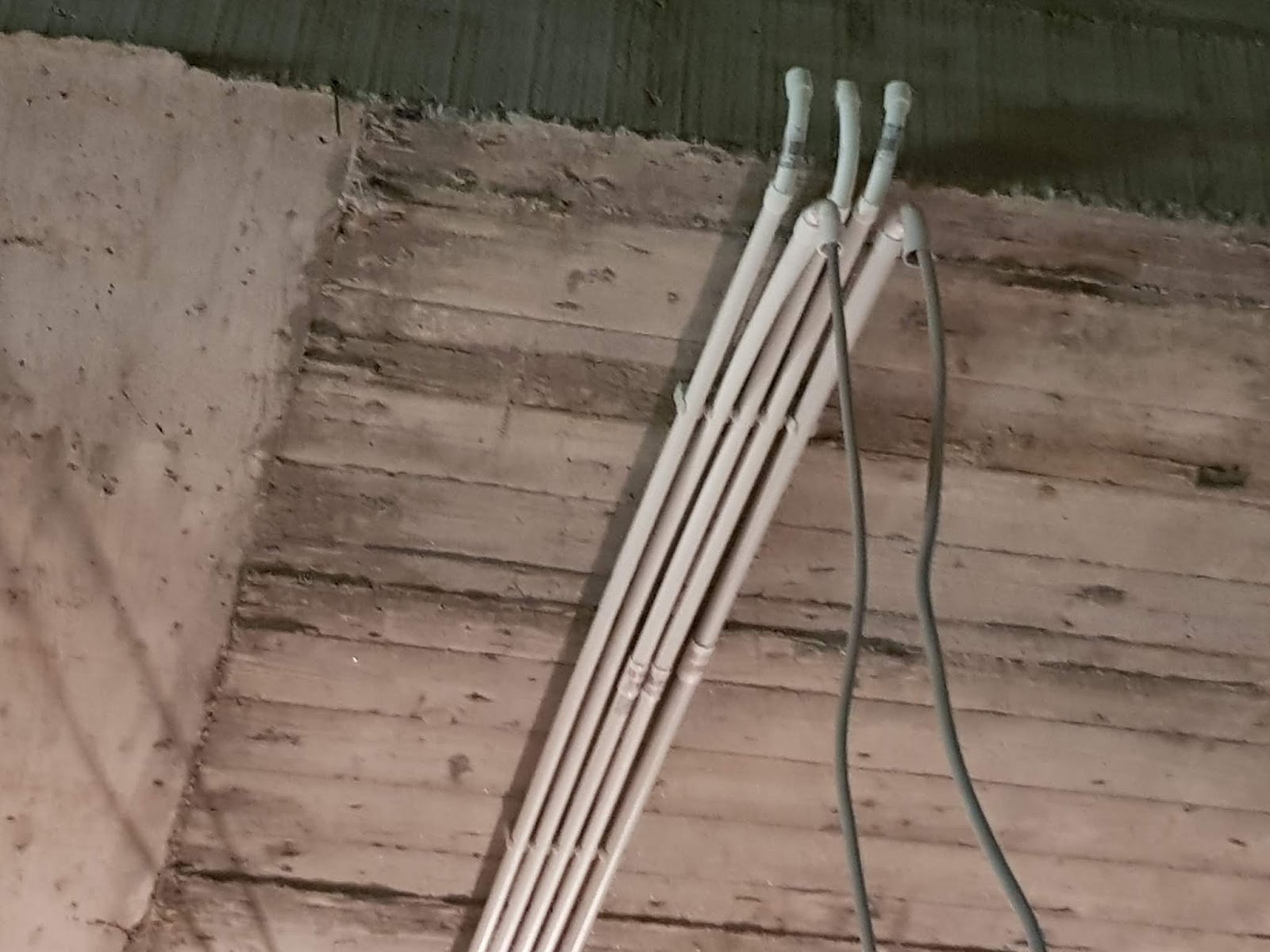 Cateva poze cu trasee de cablu pe teava PVC Gewiss