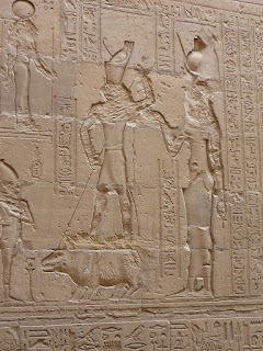Imagenes de Egipto: Wall relief of fight between Seth and Horus where ...