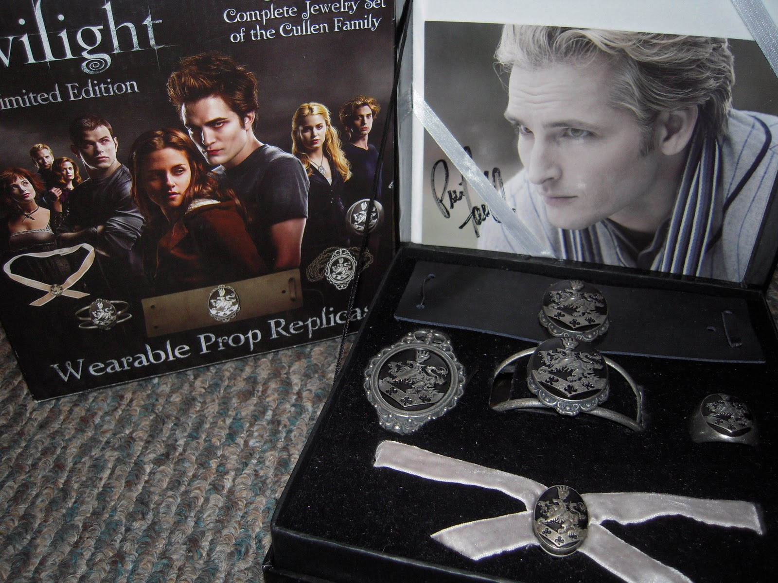 My Twilight Collection: Twilight Limited Edition Cullen Crest Prop ...
