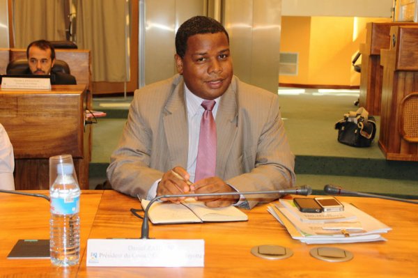 Le Président du Conseil Général de Mayotte Daniel Zaïdani en garde à ...