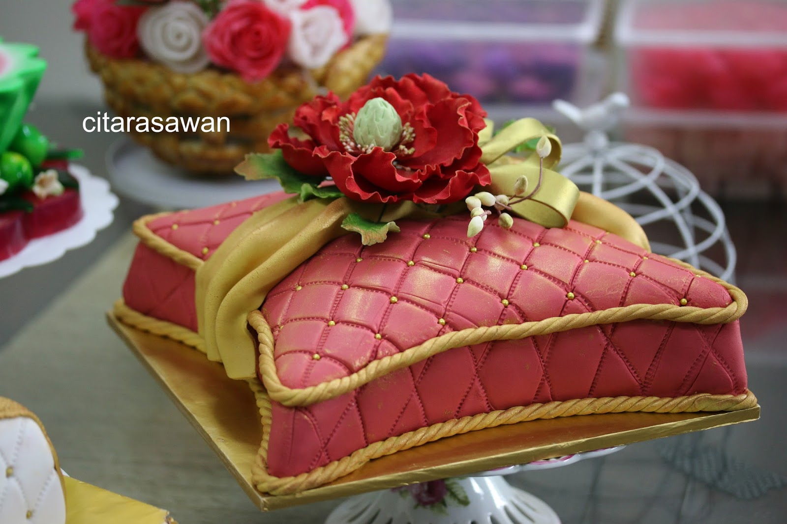 Fondant Pillow Cake - Klasik Merah Emas - Husna ~ Must Read!