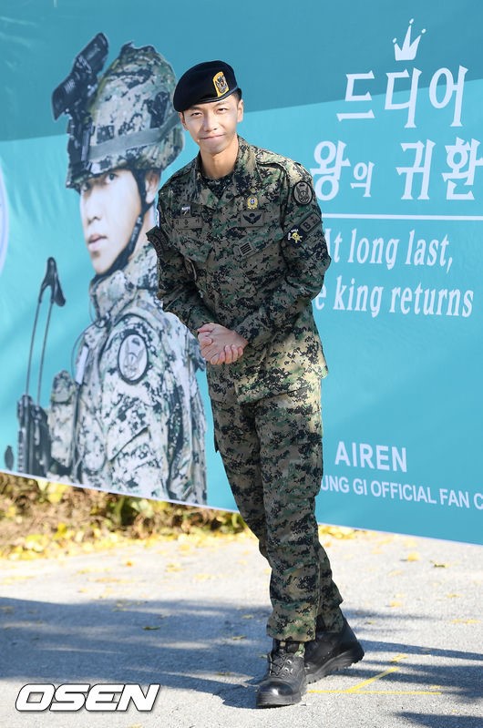 Lee Seung Gi celebrates his discharge from the army