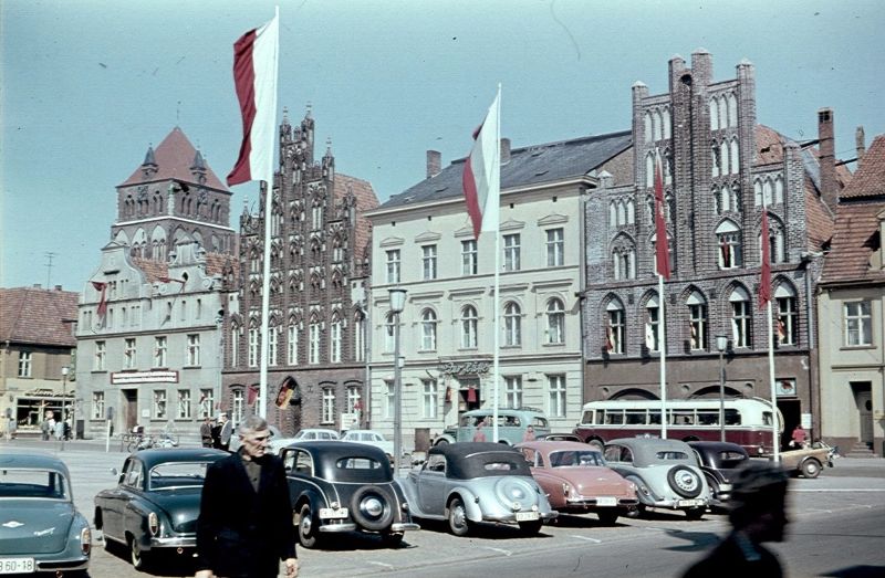 Color Photos That Capture Street Scenes of East Germany in 1960 ...