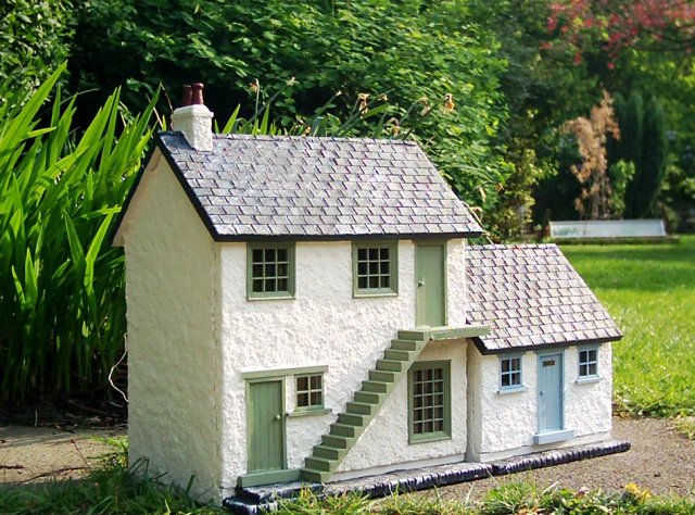 Julie's dolls house blog: New 24th Scale Cottages