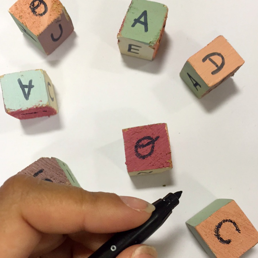 Mamy a la obra: Dados de madera con letras