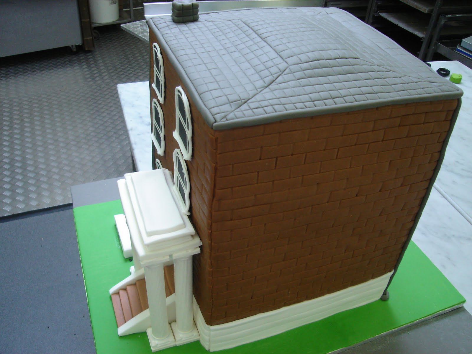 The Family Cake Company Blog: Build me a house....out of cake!