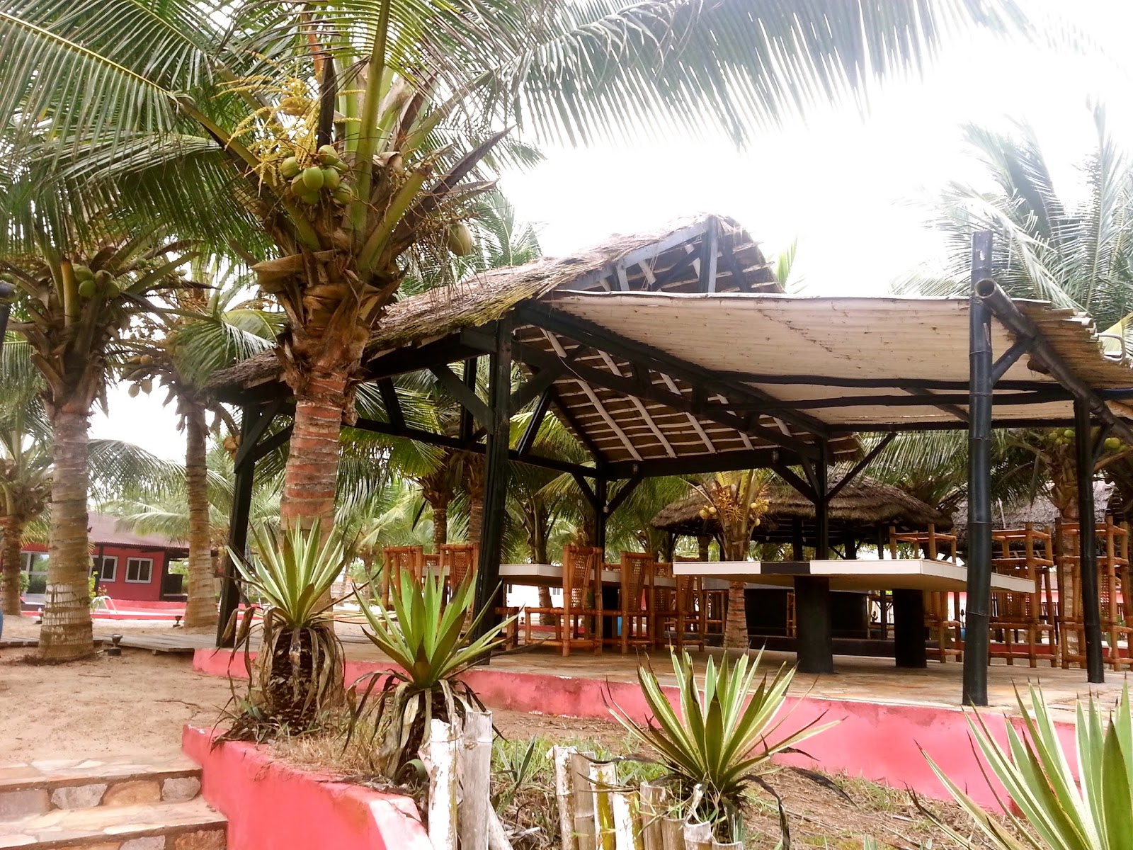 Happy Grapes ♥ Ghana: Le Grande Bleu Beach Resort, a little past Kasoa