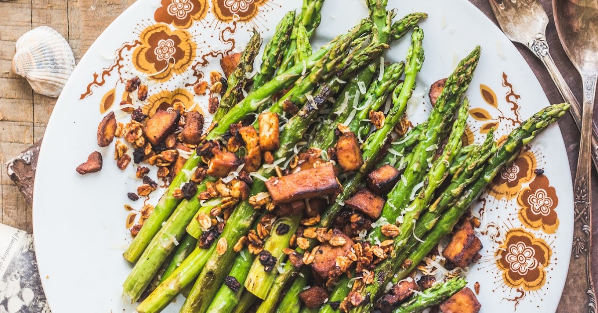 OLABOGA! GRILLOWANE SZPARAGI POSYPANE WEGAŃSKIM BEJKONEM | Wegan Nerd ...