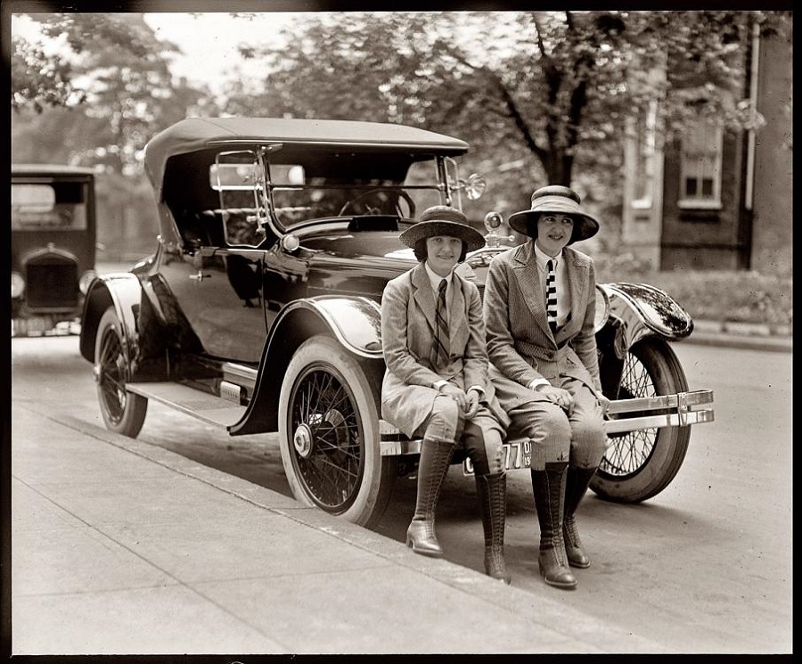 22 Funny Vintage Photos of Flappers Posing With Their Cars From the ...