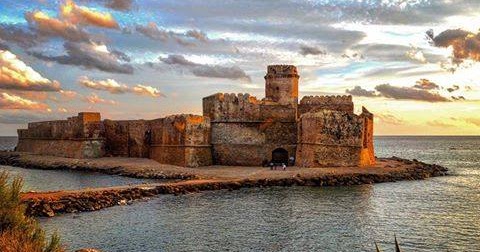 Castelli sul mare....E dove li trovi così belli e numerosi? Solo in ...