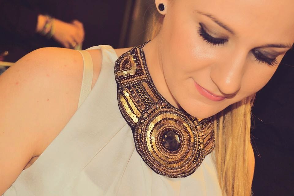 Un chico más en la moda.: La elegancia de los collares grandes.