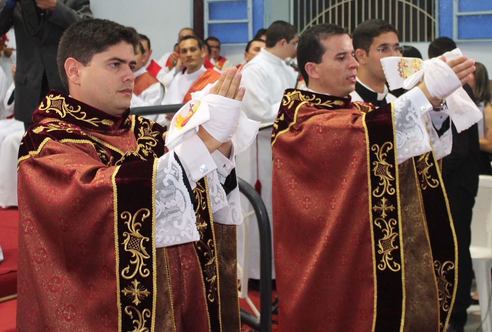 DOIS NOVOS PRESBÍTEROS PARA A IGREJA