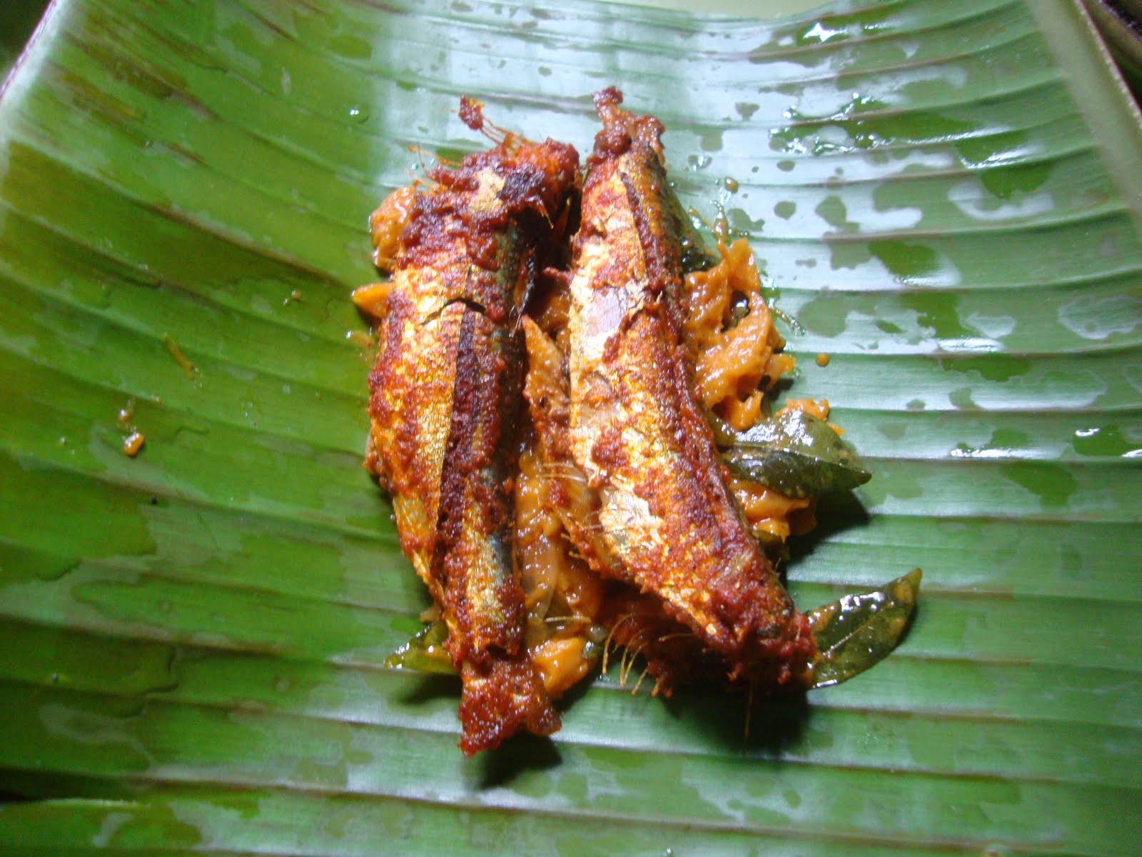 Kitchen Delights: Mathi Ilayil Pollichathu (Sardine Fish in Banana Leaf ...