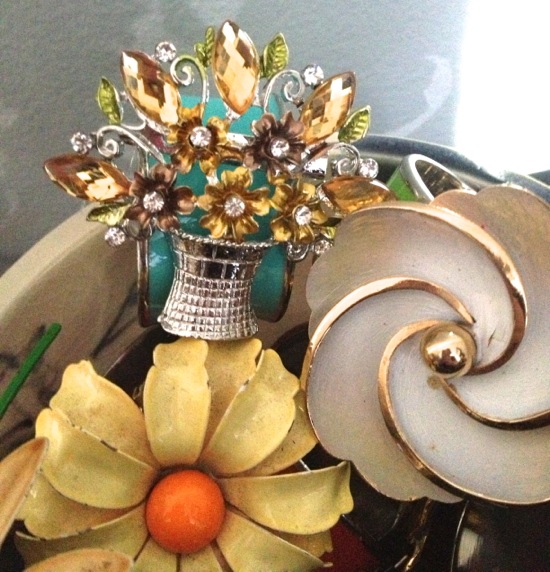 Fabulous Vintage Brooch Napkin Rings fabulous-vintage-brooch-napkin-rings