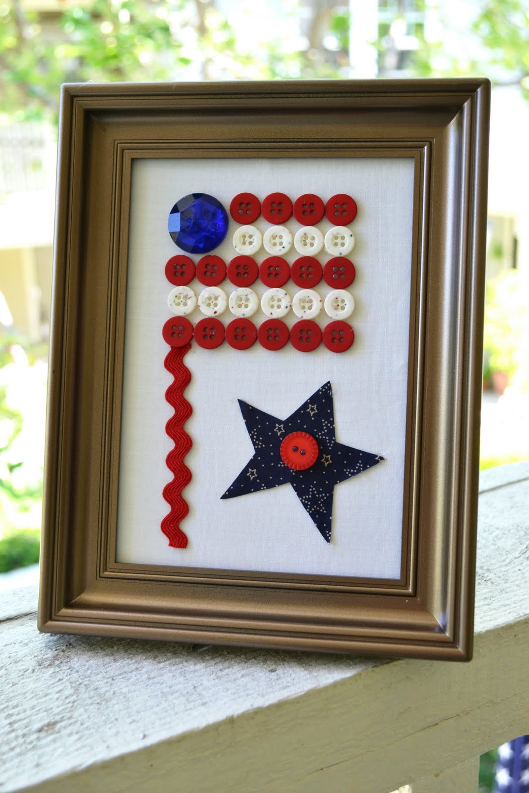 Polkadots on Parade: Go Mama Monday: Cute As a Button Flag!