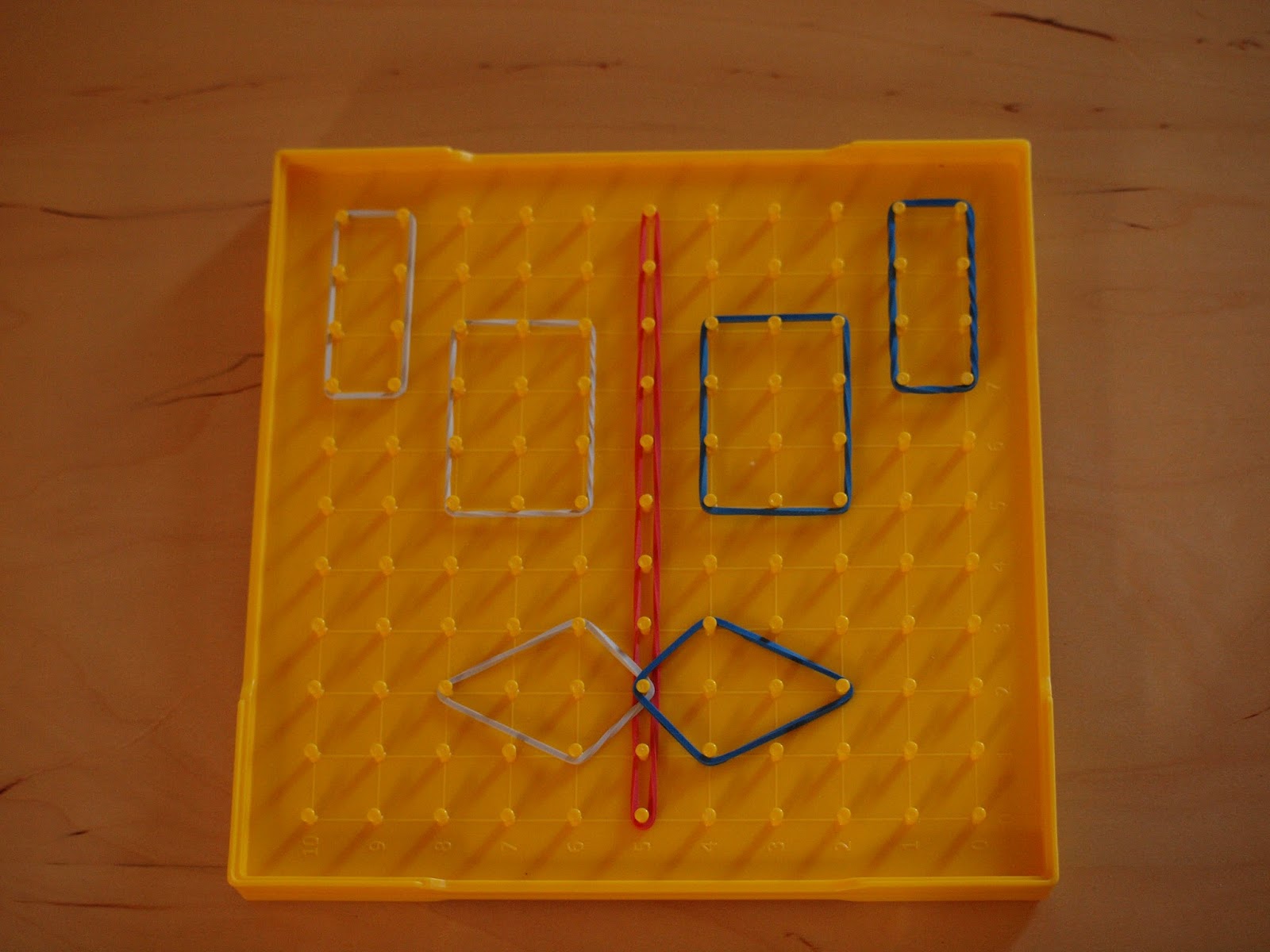 Las mates de mamá: Simetrías con el Geoplano