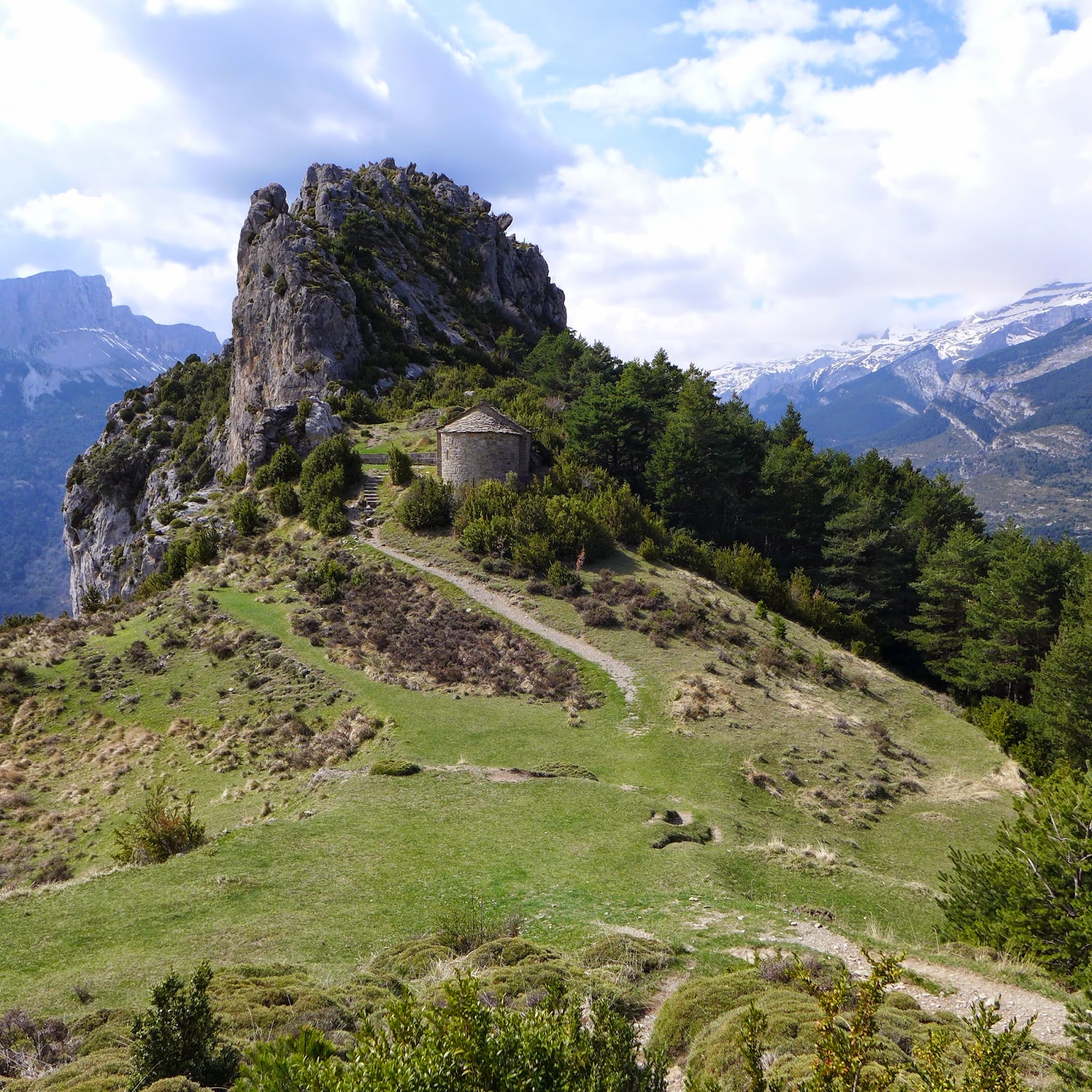 Canecillos y arquivoltas: Ermita de los Santos Juan y Pablo, Tella, Huesca