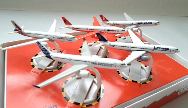 ΣΕΤ KINDER ΕΚΠΛΗΞΗ ΜΕ 5 AIRBUS A330 | Dimi's AIR collection