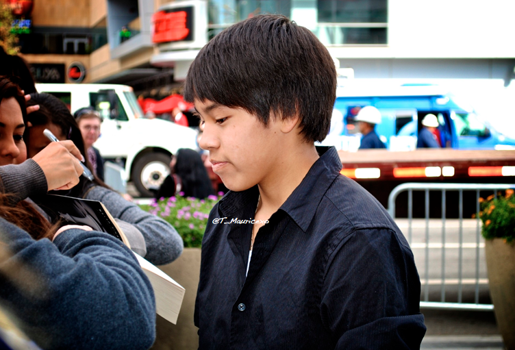 Twilight Pack: Brayden Jimmie Breaking Dawn Premiere Fan Pics