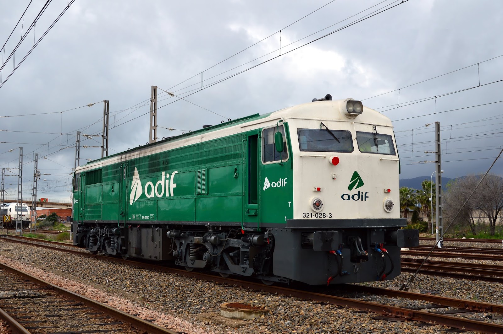 Rails sense fronteres: Locomotores dièsel-elèctriques, sèrie 321, de Renfe.