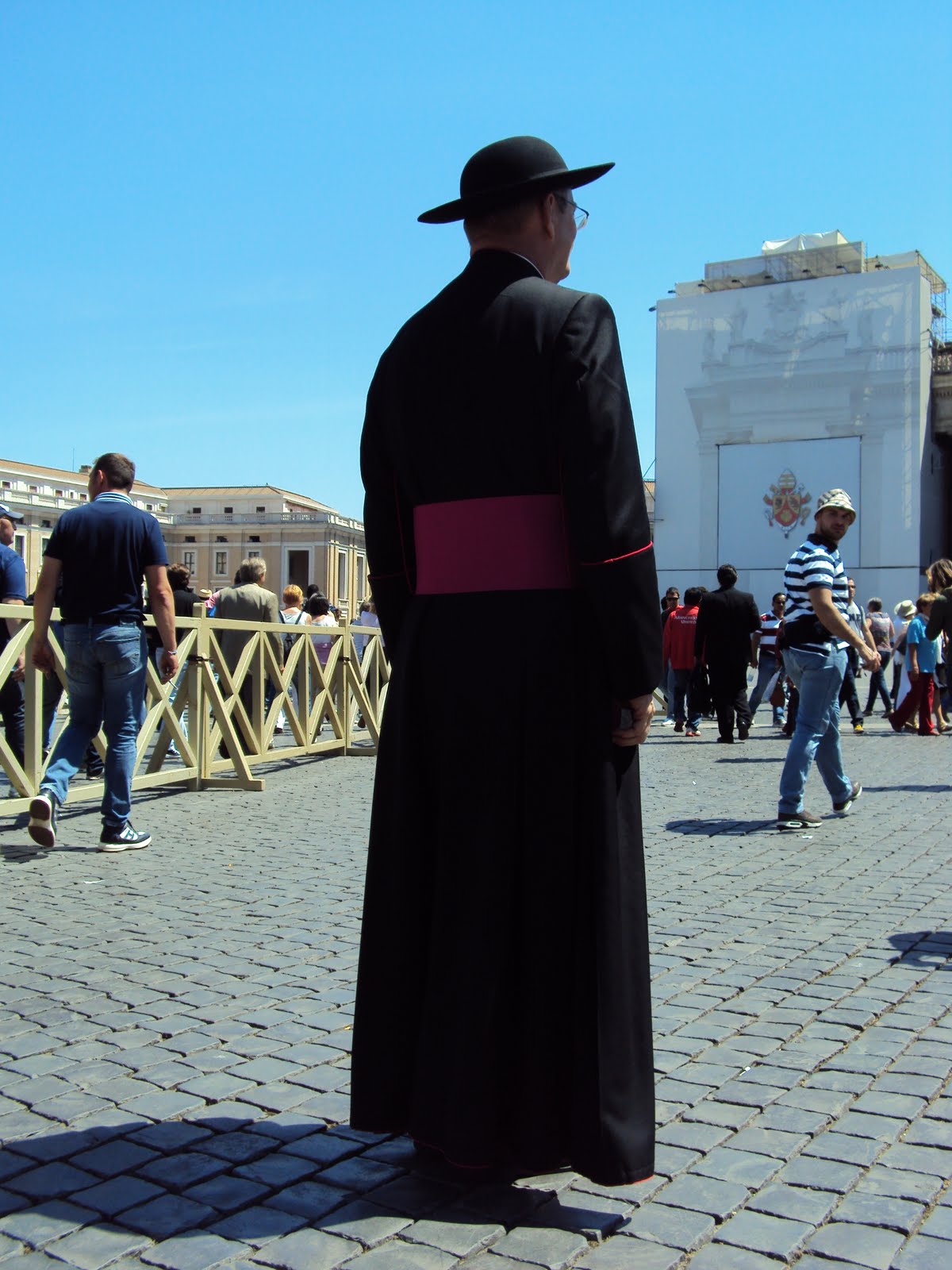 Orbis Catholicus Secundus: From the Vatican: Cappello Romano Today