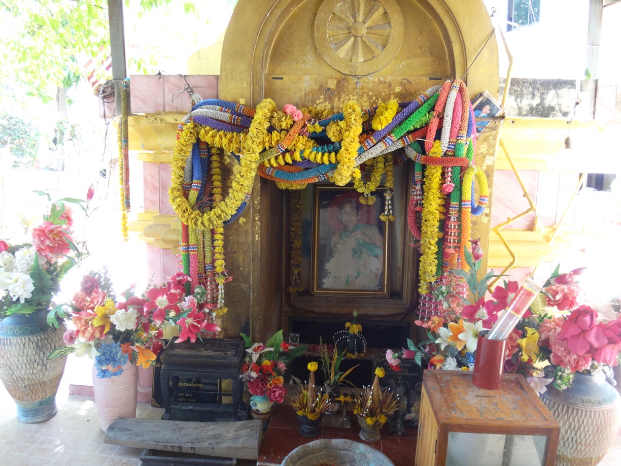 Temples In Thailand: Saraburi - Wat Sanamlao - LP Pinak