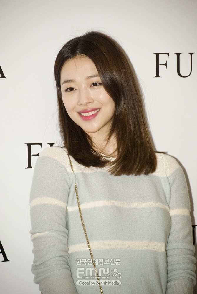 f(x)'s pretty Sulli attended FURLA's event - Wonderful Generation