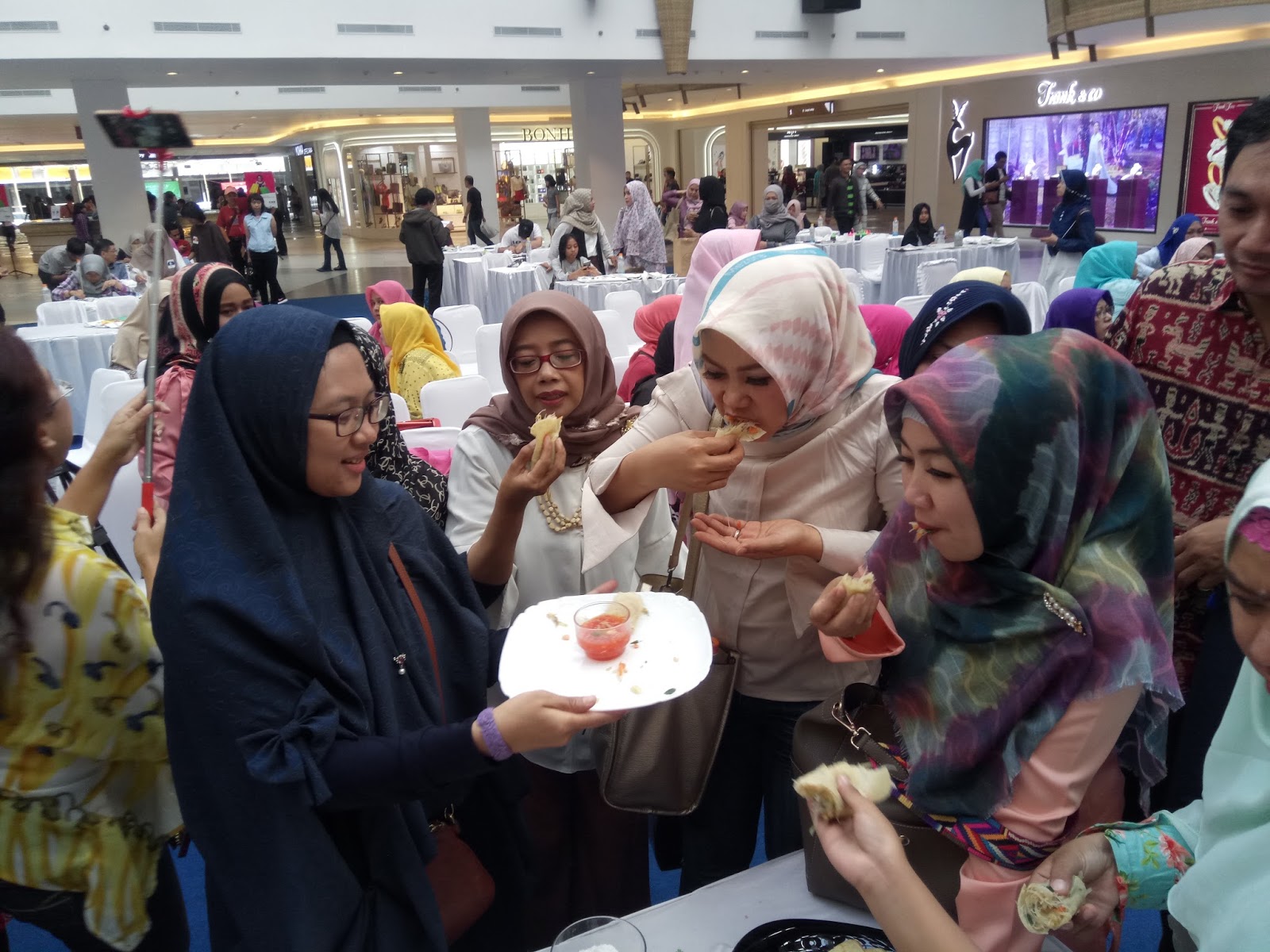 Hero COOKING DEMO: HERO. COLD LUMPIA Atrium 23 Paskal Hyper Square Bandung