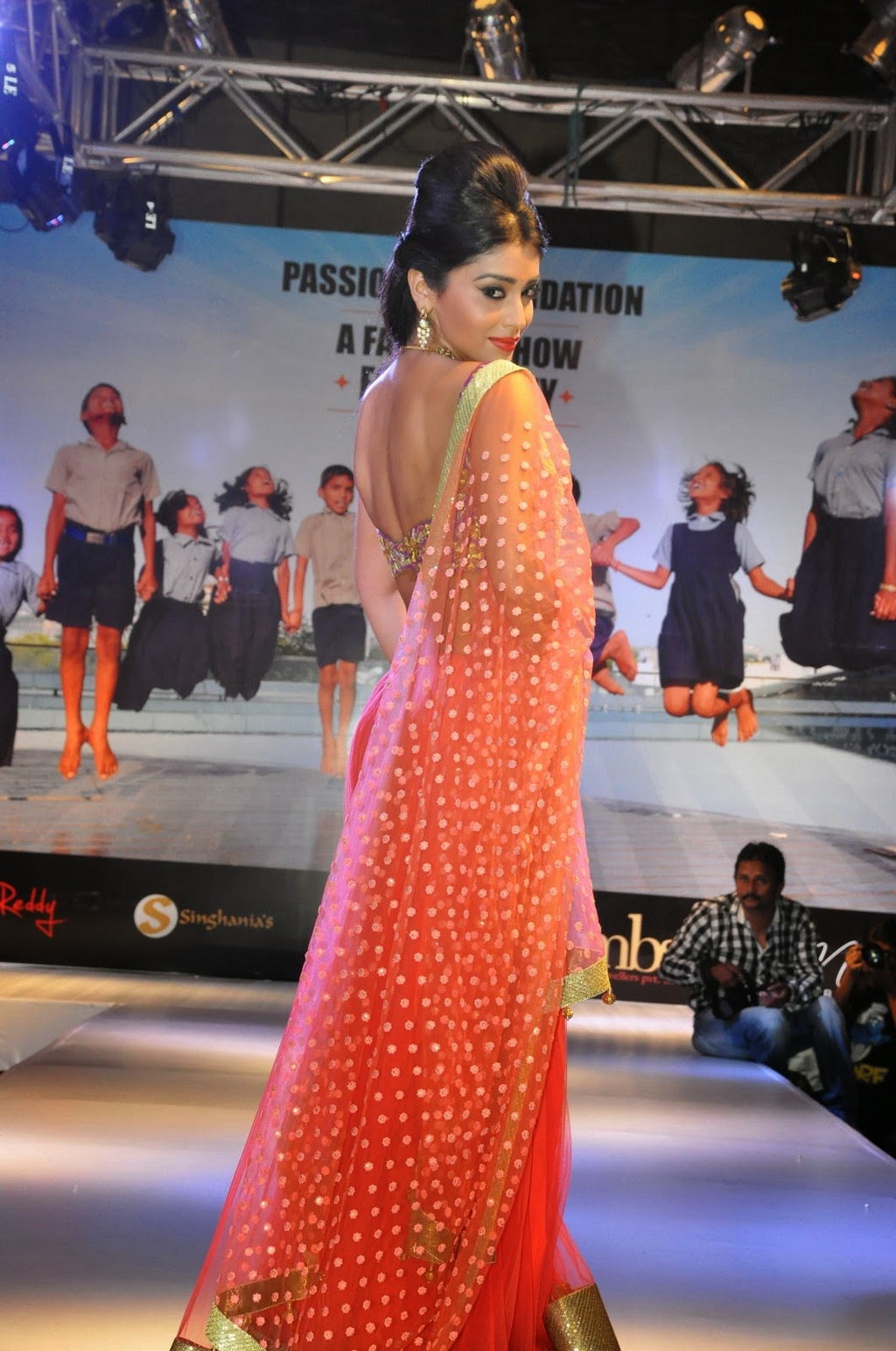 Shriya Saran Hot Backless Saree Blouse Sexy Pics - Sab Ka Mann