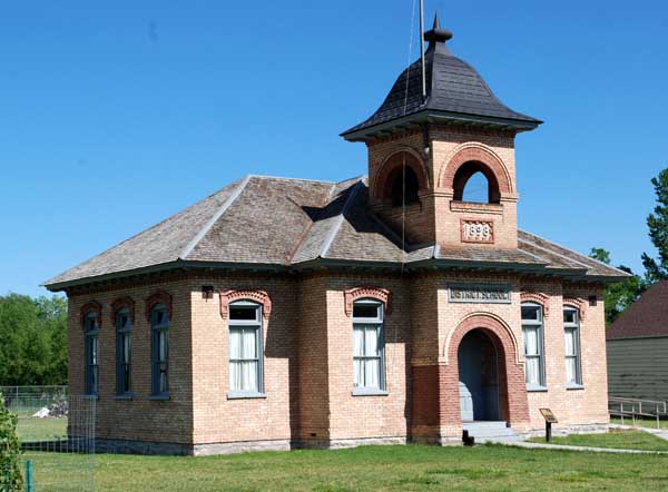 Artwife Needs a Life: Visiting Fairfield, Utah: School and Cemetery